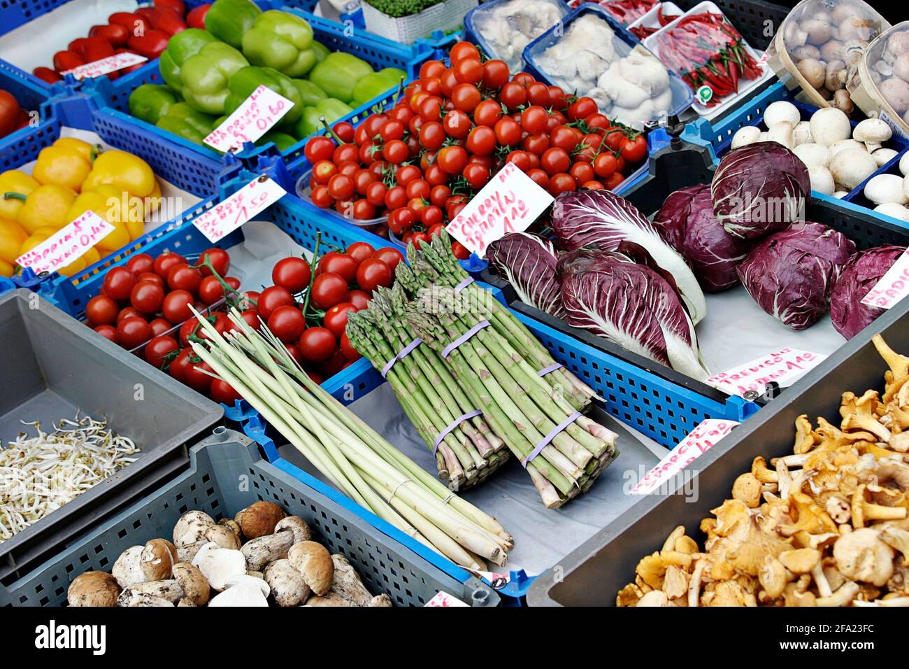 different vegetable varieties at a vegetable stall Stock Photo - Alamy