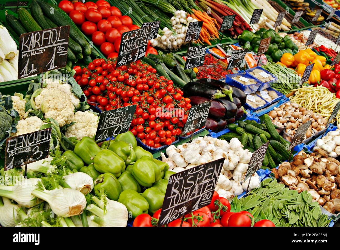 different vegetable varieties at a vegetable stall Stock Photo - Alamy