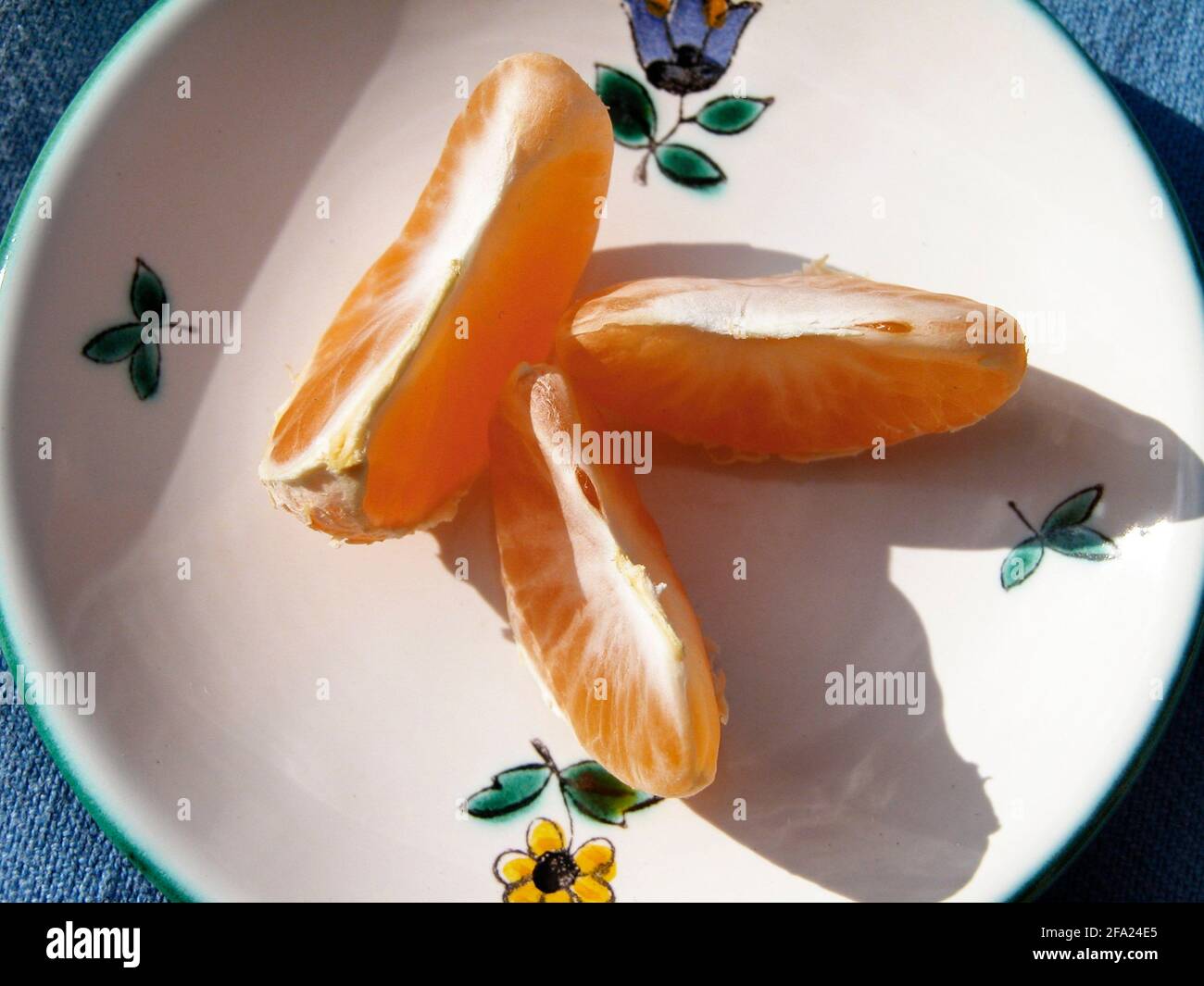 mandarin, tangerine (Citrus reticulata), mandarin sections on a plate ...