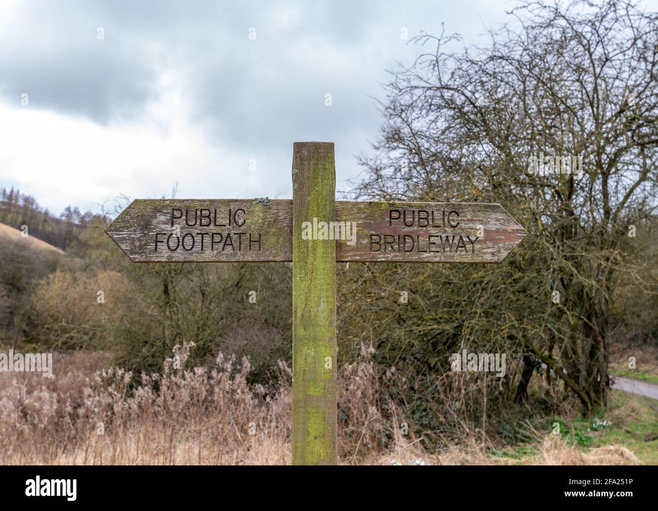 Old fashioned wooden footpath sign hi-res stock photography and images ...