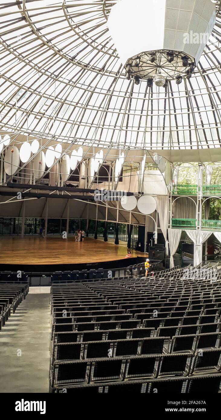 Wire opera house hi-res stock photography and images - Alamy