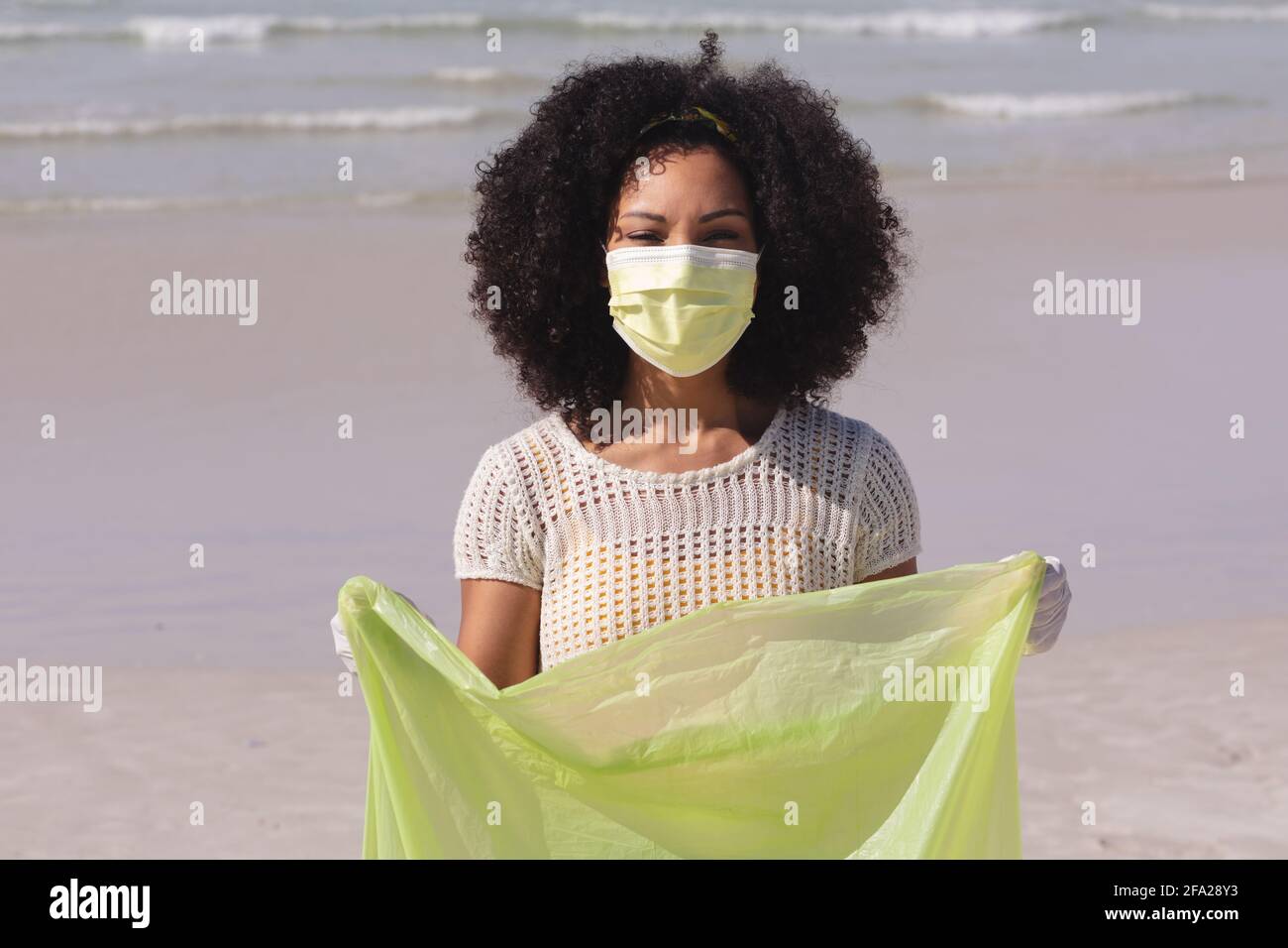 Wearing face mask beach hi-res stock photography and images - Alamy