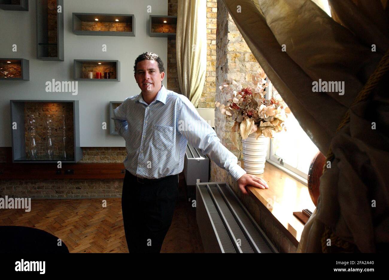 PAUL IRONS IN HIS SHOW HOME IN LONDON N1.28/6/04 PILSTON Stock Photo ...