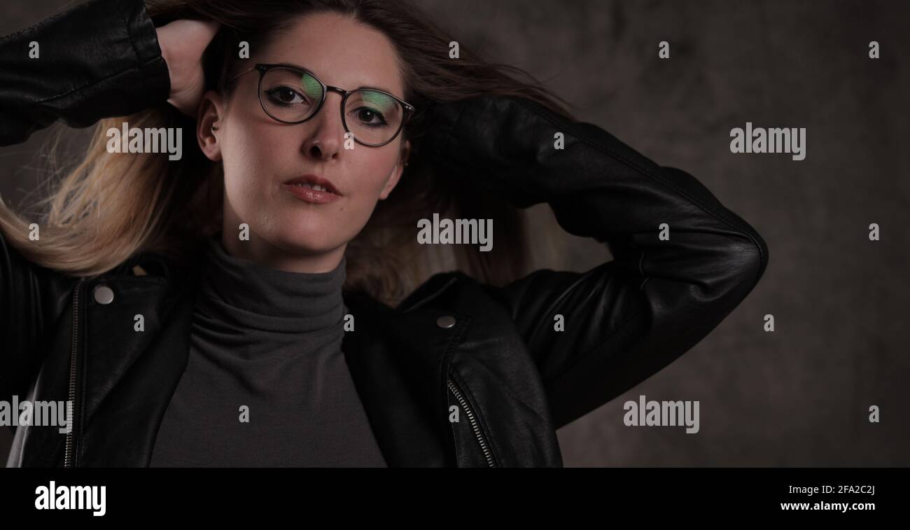 Posing for a photo shoot - young woman in her mid - 20s Stock Photo - Alamy