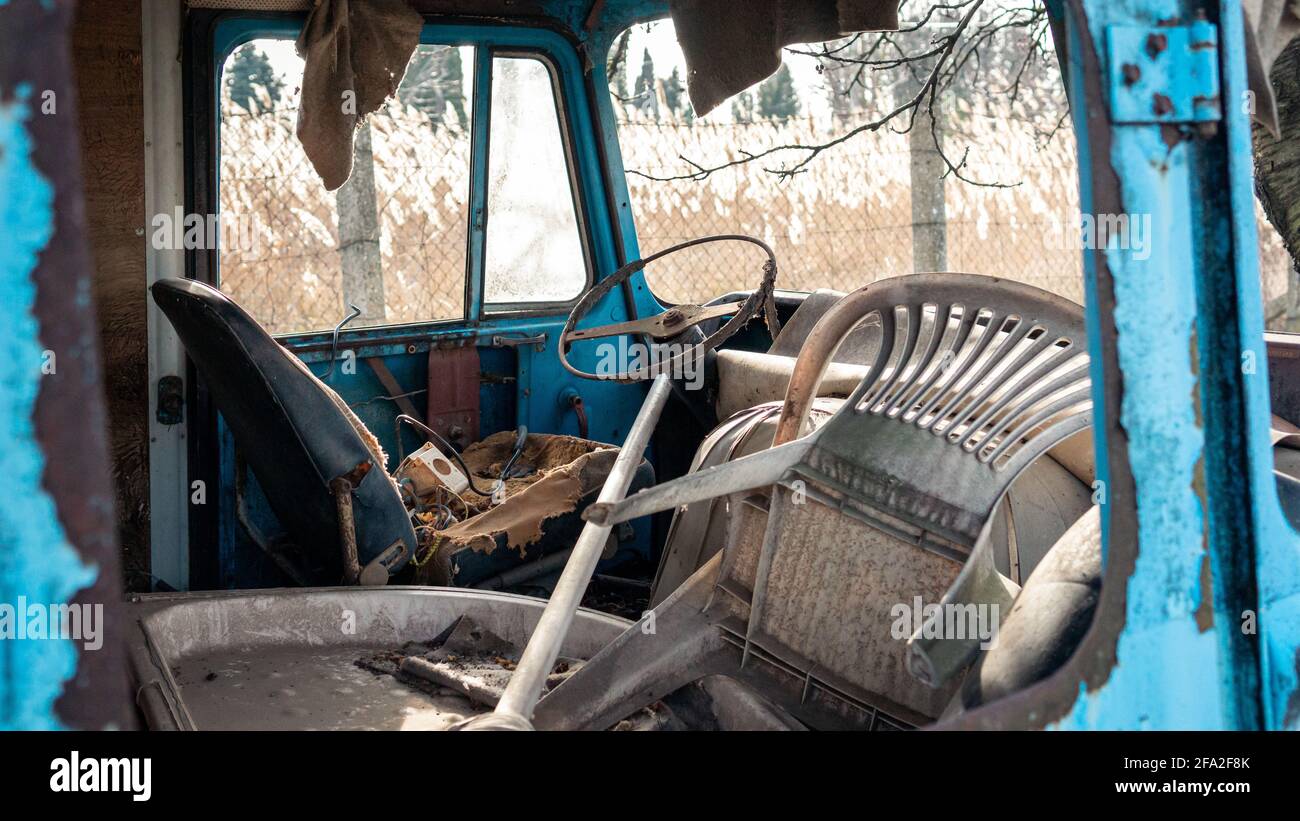 Vehicle abandoned dumped weathered hi-res stock photography and images ...