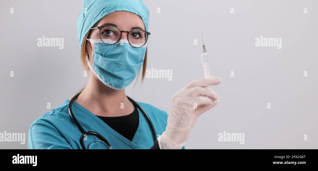 Female doctor prepares a syringe with the new Corona vaccine Stock ...