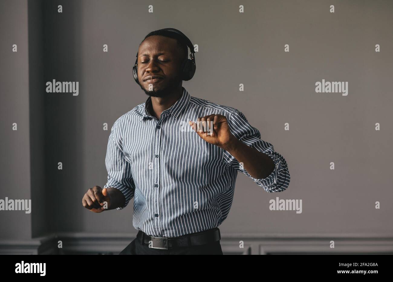 Man dancing alone dj sound hi-res stock photography and images - Alamy