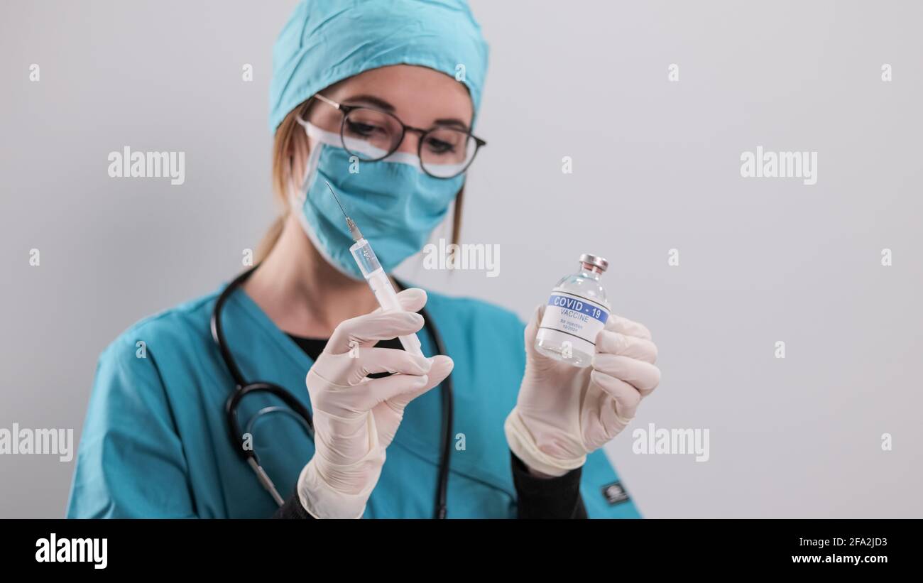 Female doctor prepares a syringe with the new Corona vaccine Stock ...
