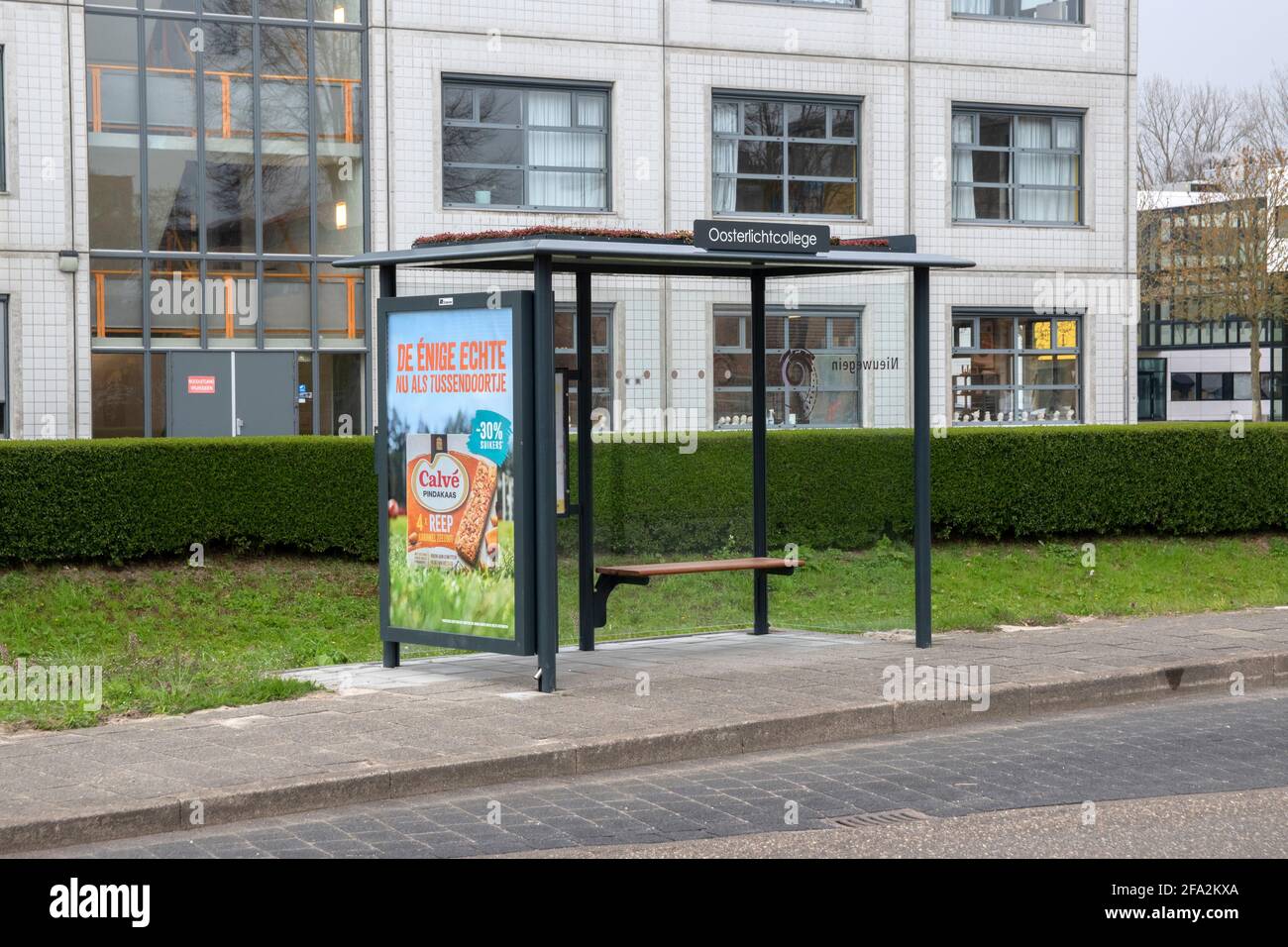 College bus wait hi-res stock photography and images - Alamy