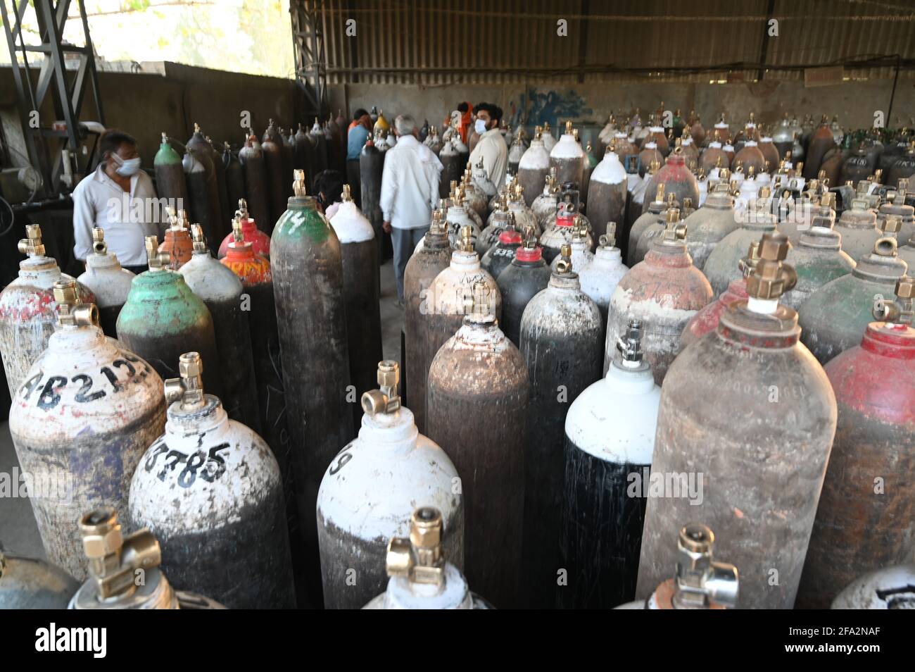Empty oxygen cylinders hi-res stock photography and images - Alamy