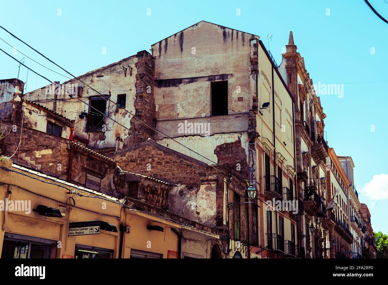 Damaged building earthquake hi-res stock photography and images - Alamy
