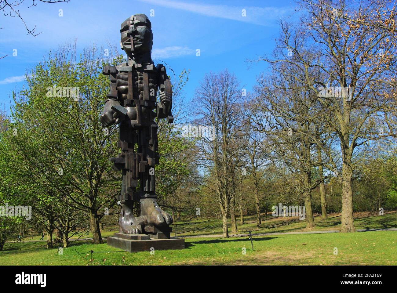 Vulcan, giant bronze sculpture by Eduardo Paolozzi at the Yorkshire ...
