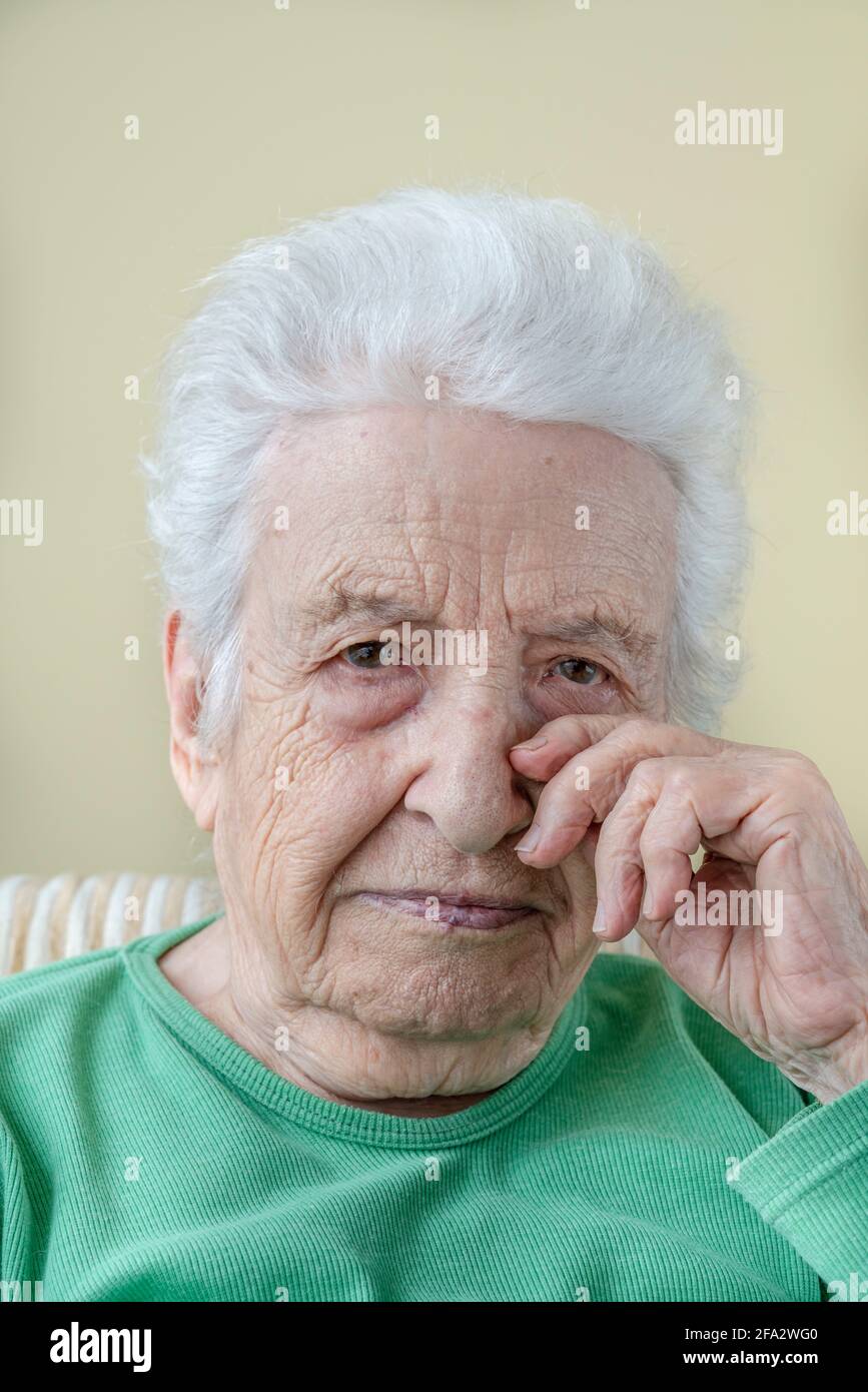 potrait of a senior woman crying Stock Photo - Alamy