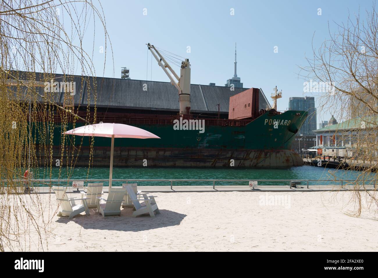 Sugar Beach (Toronto) - pink umbrella and chairs Stock Photo - Alamy