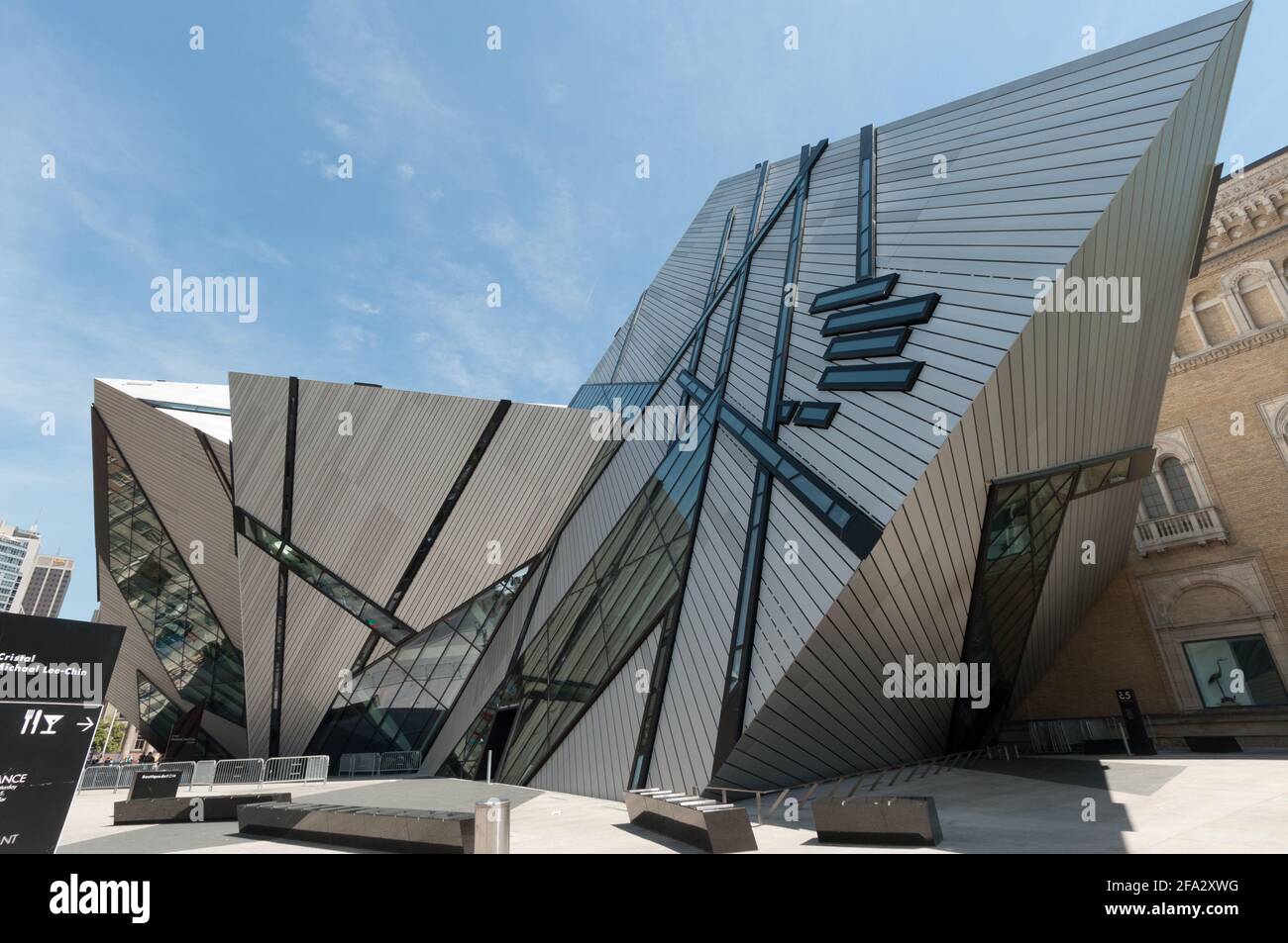 Royal Ontario Museum (Toronto) - exterior, wide angle view of Libeskind ...
