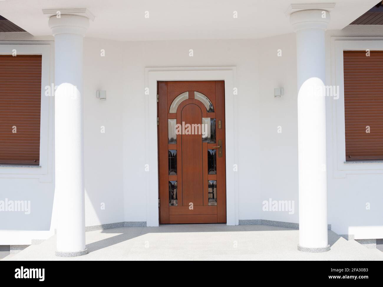 Elegant Entry to Luxury Home - white facade and columns Stock Photo - Alamy