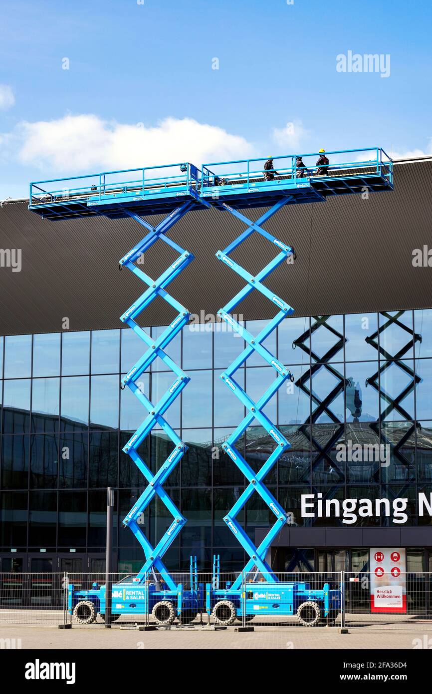 Two scissor lifts hi-res stock photography and images - Alamy