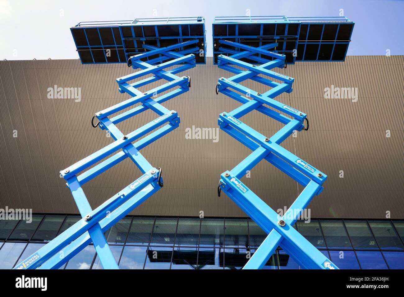 Mechanical lifting platform hi-res stock photography and images - Alamy