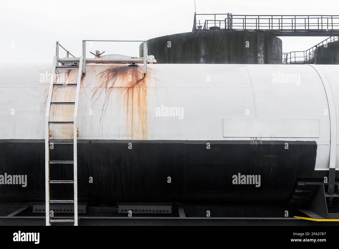 Oil tanker train loading hi-res stock photography and images - Alamy