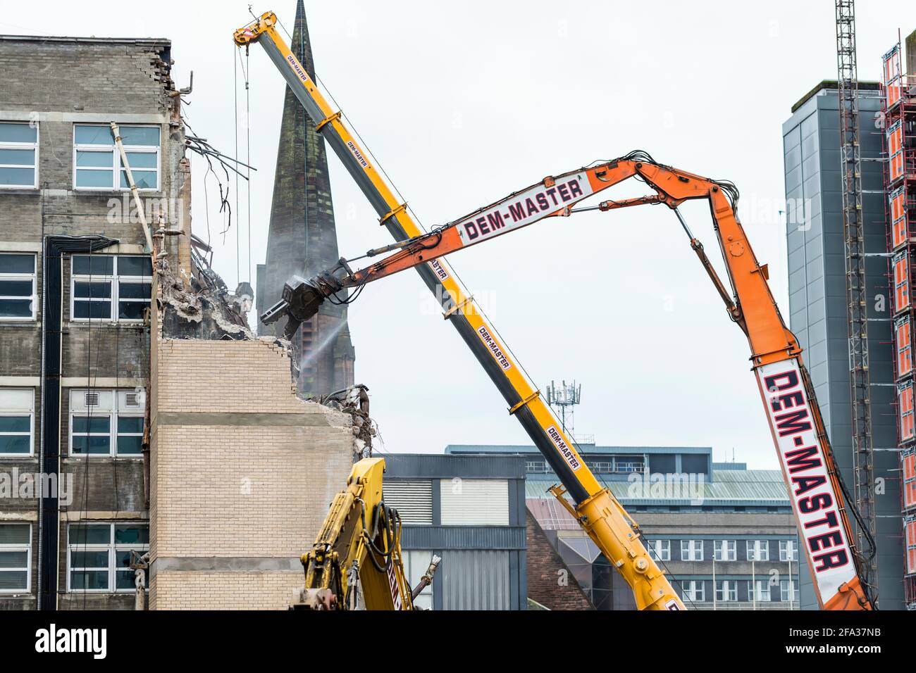 Demolishing buildings hi-res stock photography and images - Alamy