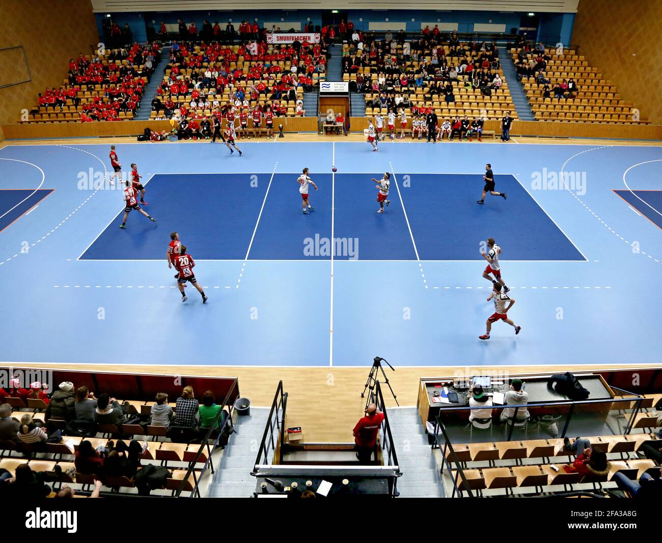 Handball sports hall hi-res stock photography and images - Alamy