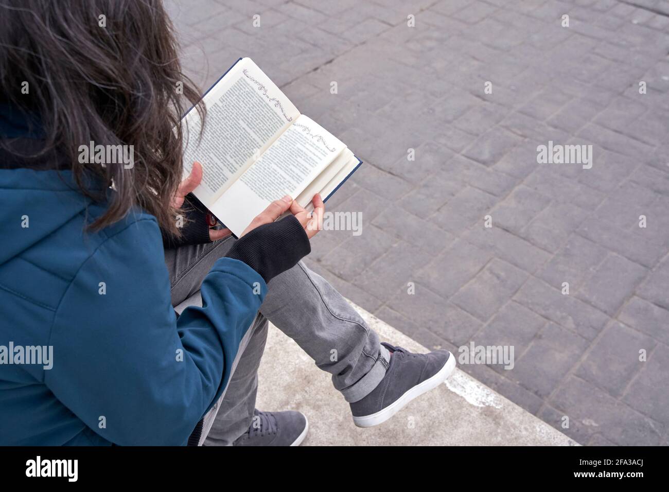 Reading book crime hi-res stock photography and images - Alamy