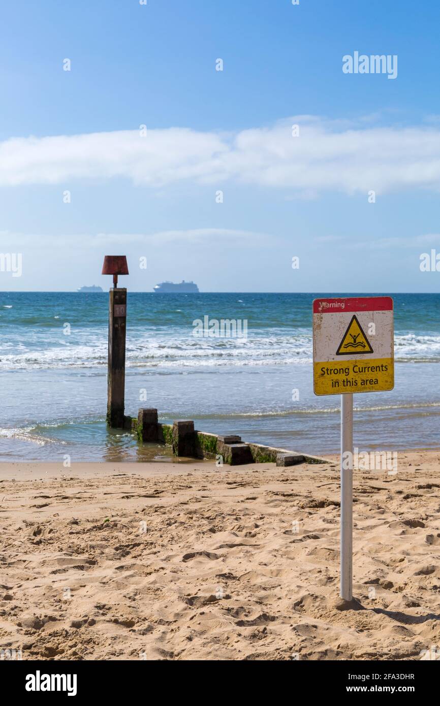 Strong currents warning sign beach hi-res stock photography and images ...