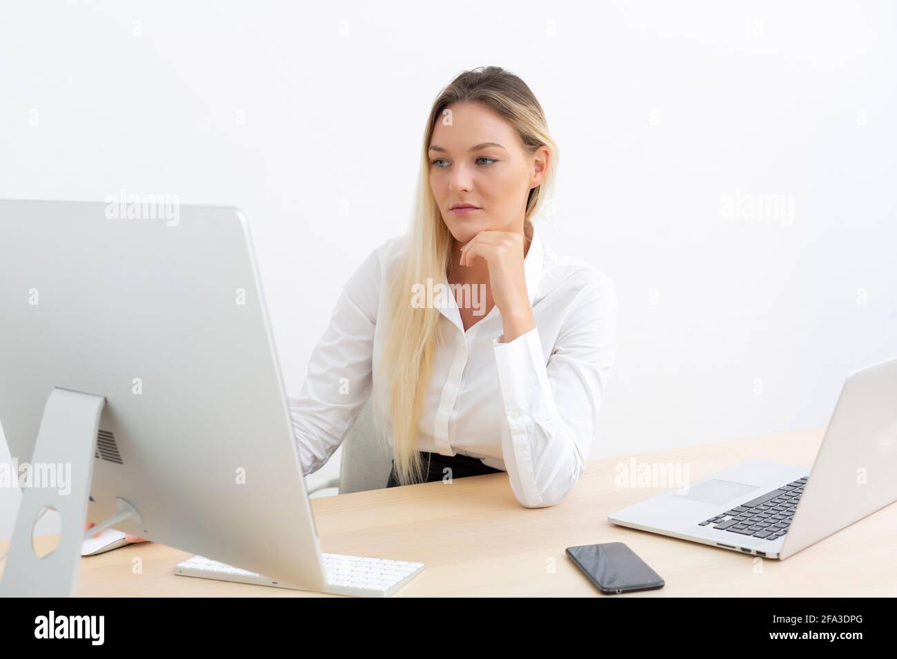 Working in front of computer hi-res stock photography and images - Alamy