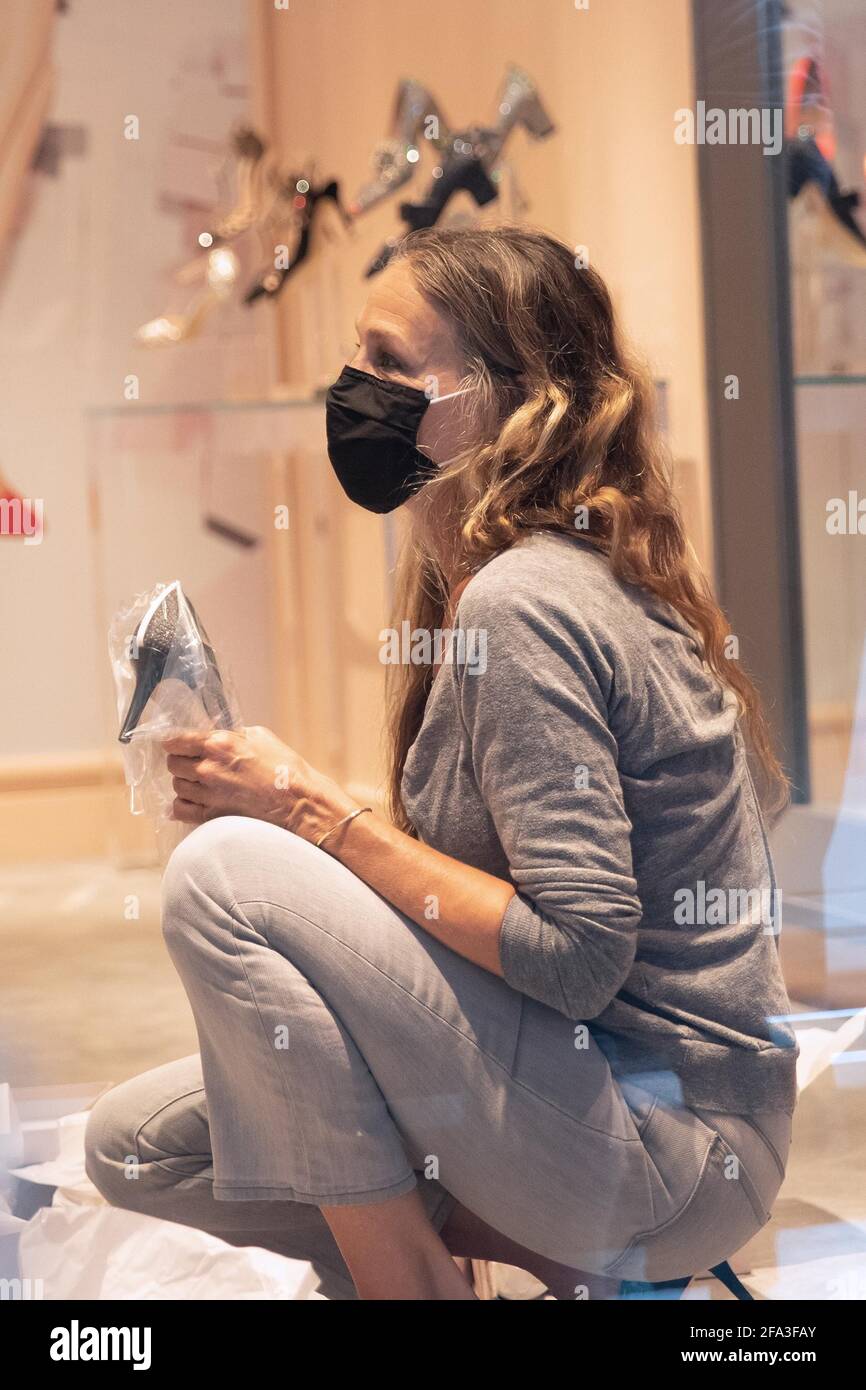 New York - NY - 20200825 - Sarah Jessica Parker Visits SJP Collection ...