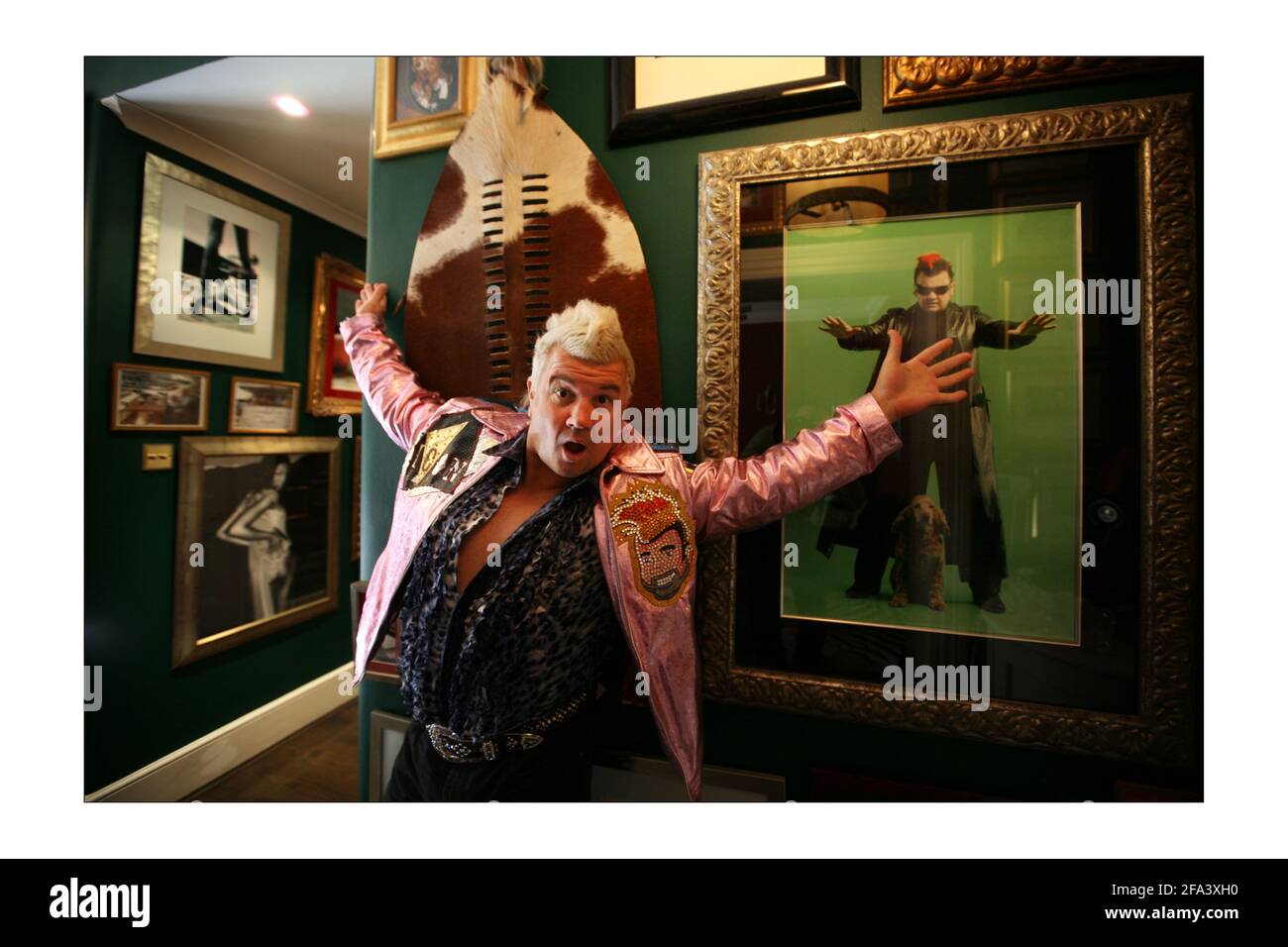 Darren Lyons (Big Pictures) at home in his west London home Stock Photo ...