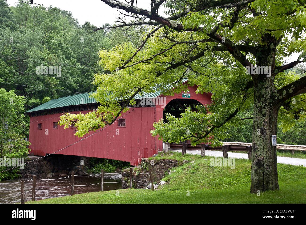 West Arlington covered bridge, red with green roof, Arlington, Vermont ...