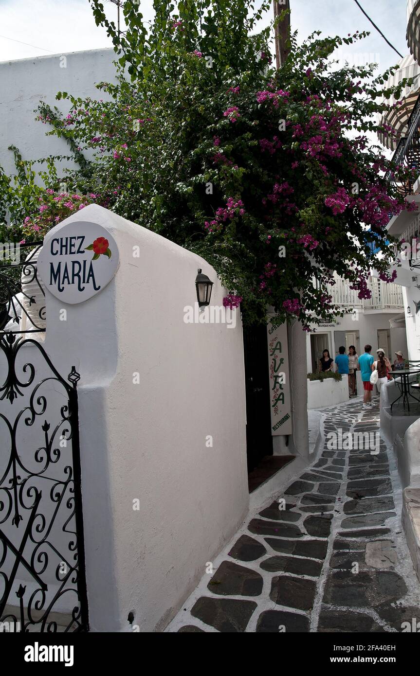 Diners in line at Chez Maria, Mykonos, Greece Stock Photo - Alamy