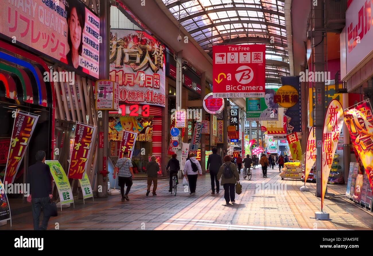 Covered shopping street hi-res stock photography and images - Alamy