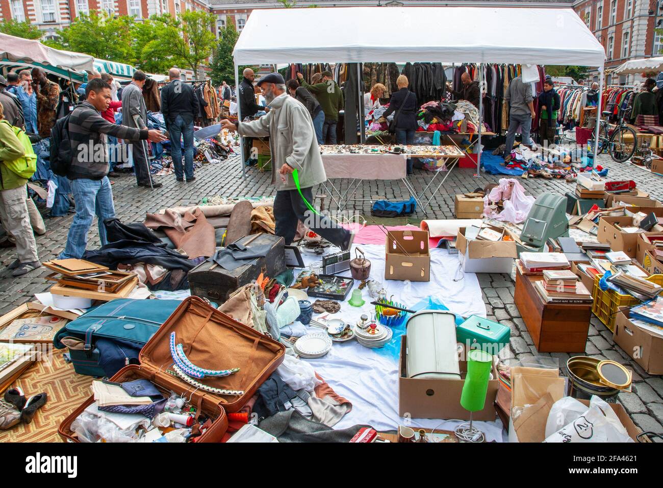 Antique street market fair hi-res stock photography and images - Alamy