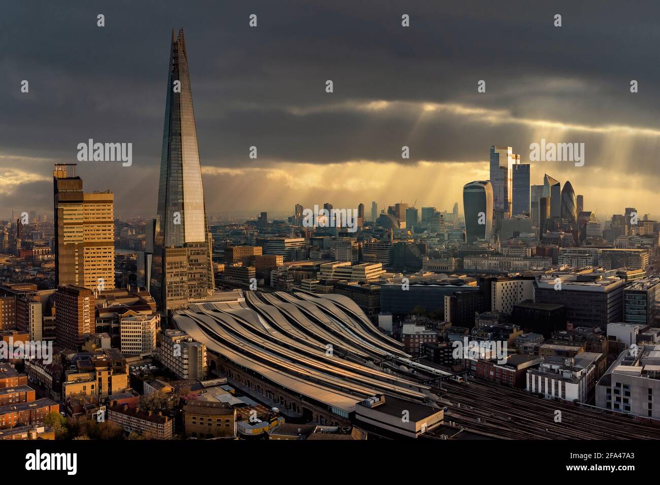 London bridge train station hi-res stock photography and images - Alamy