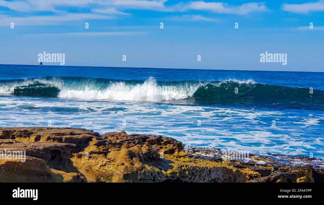 Barrel wave near rocky hi-res stock photography and images - Alamy