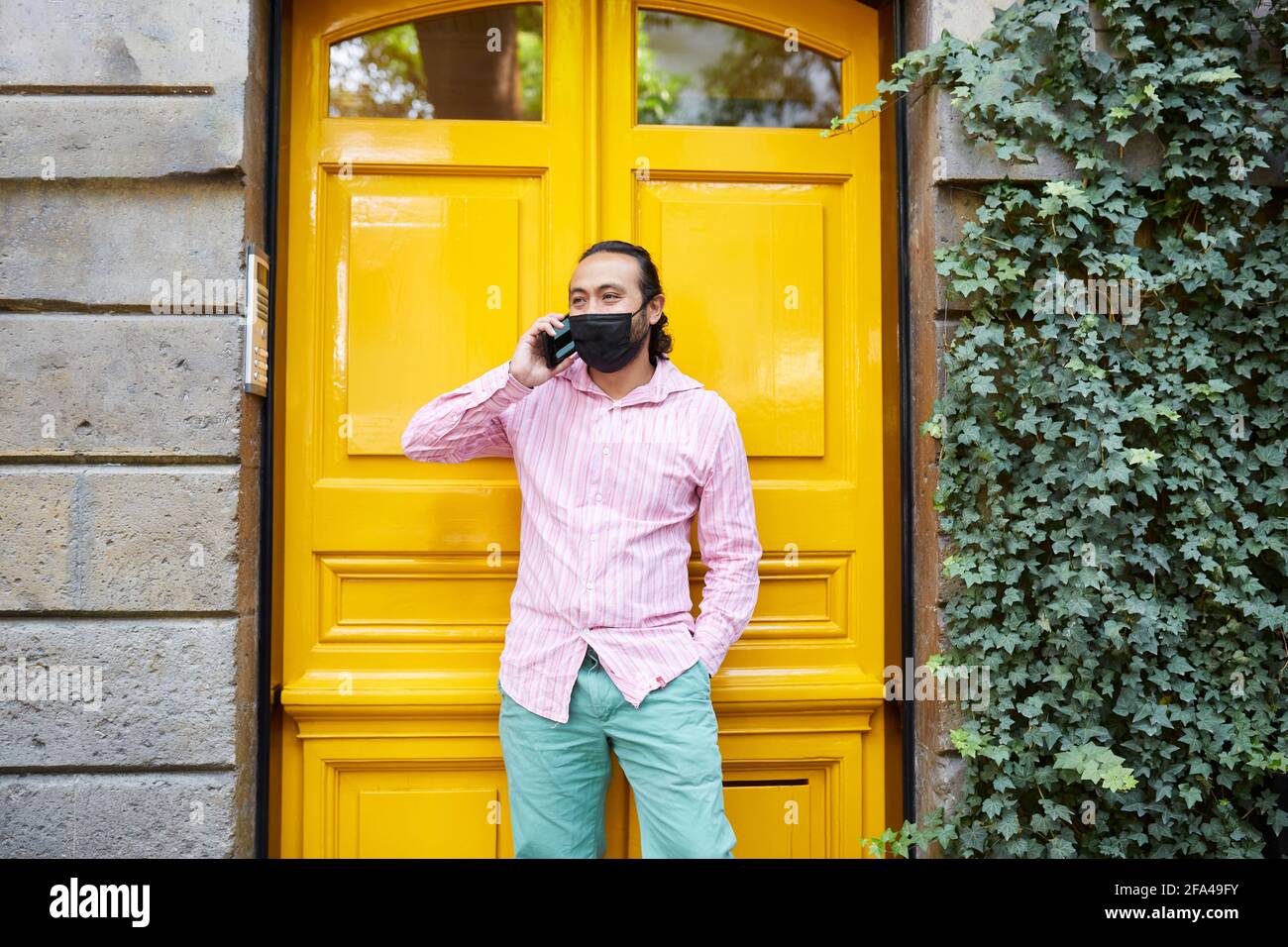 Explaining how to use a face mask hi-res stock photography and images ...