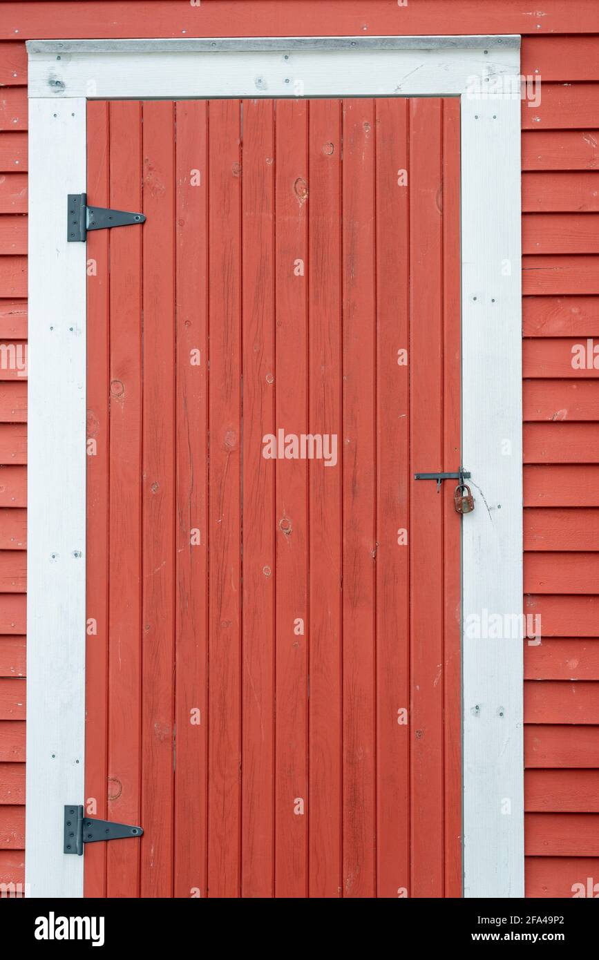 Red barn and white trim hi-res stock photography and images - Alamy