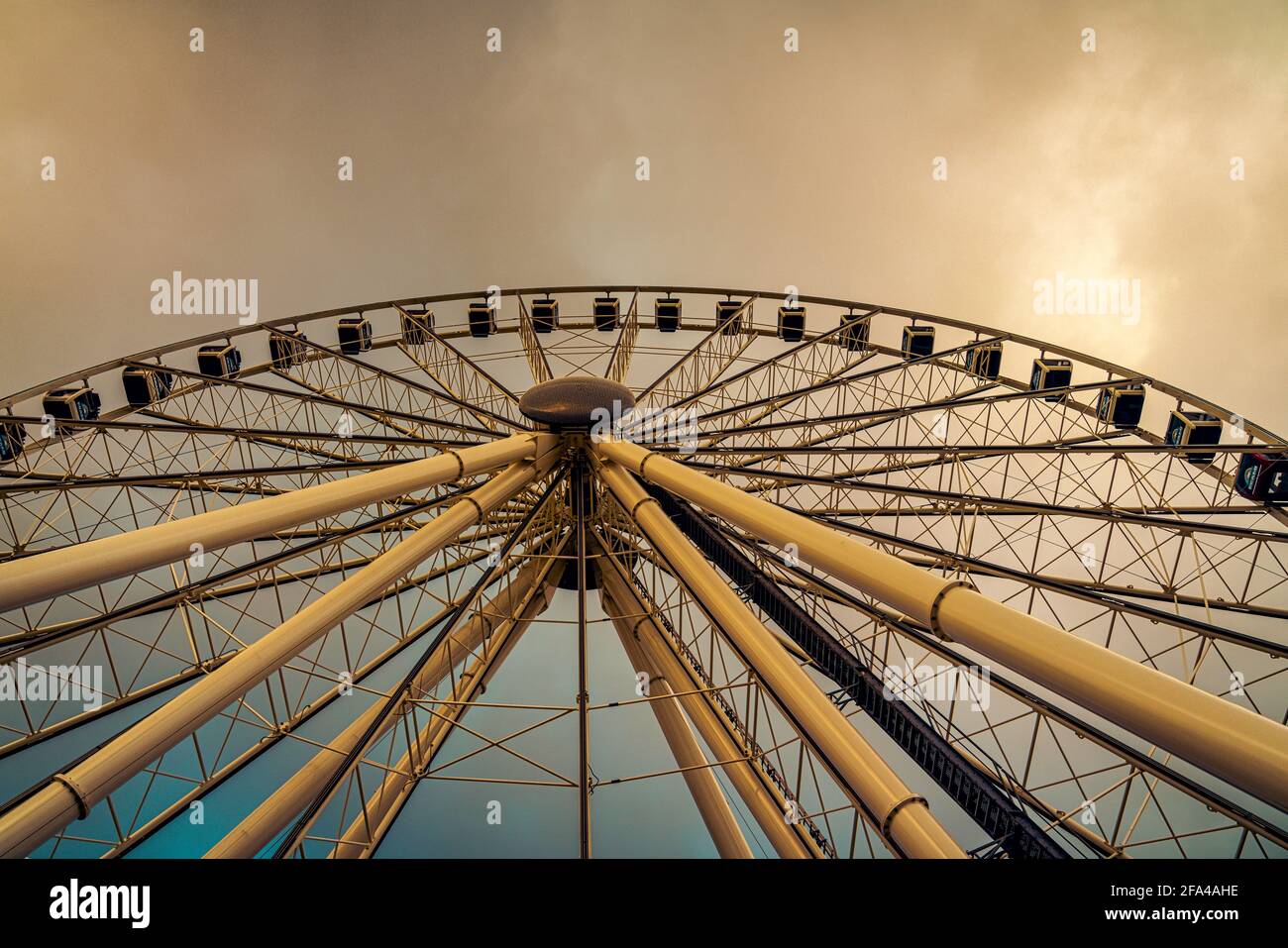 Ferris wheel symmetry hi-res stock photography and images - Alamy