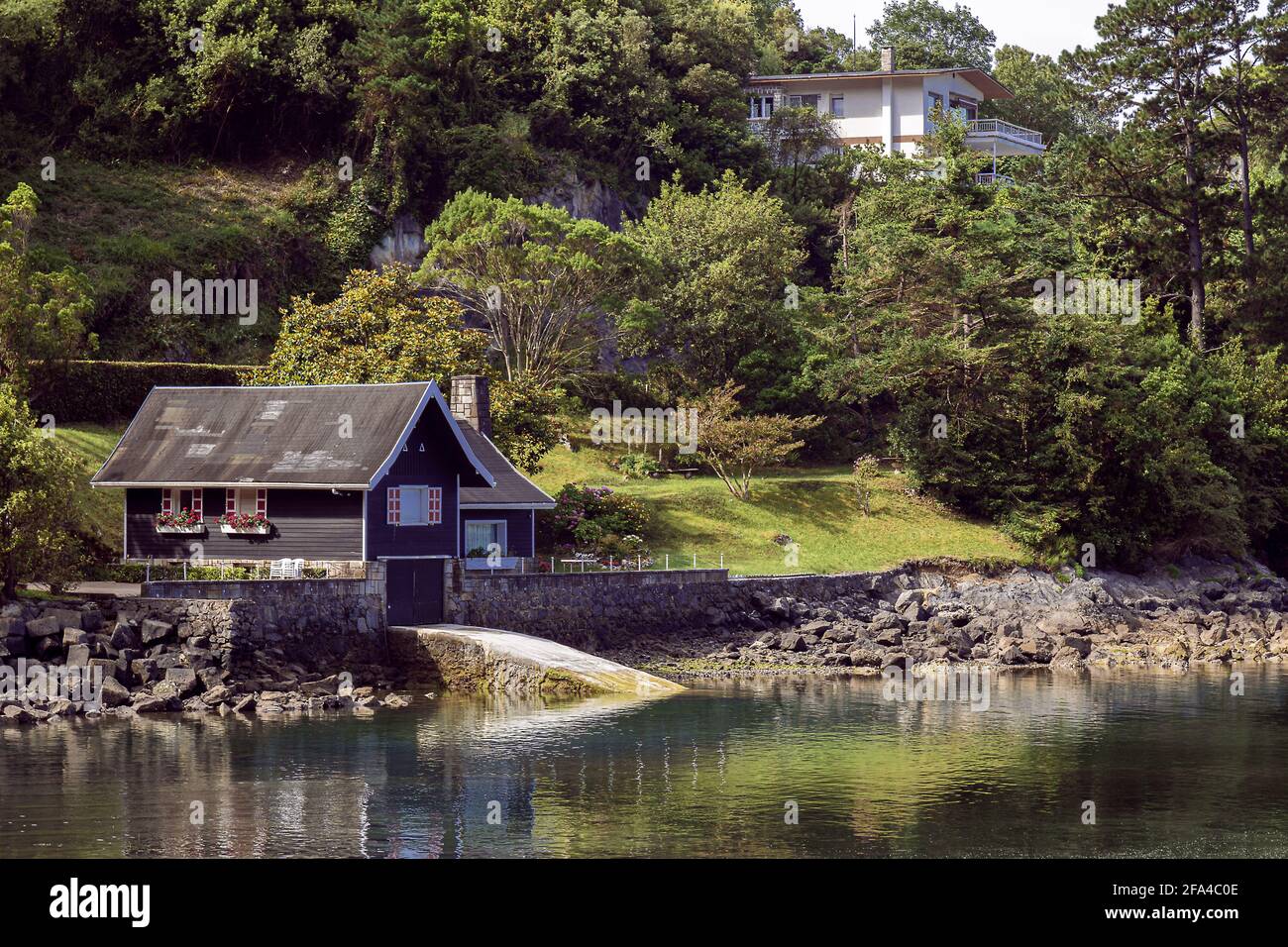 Beautiful view of a house on the lakeshore Stock Photo - Alamy