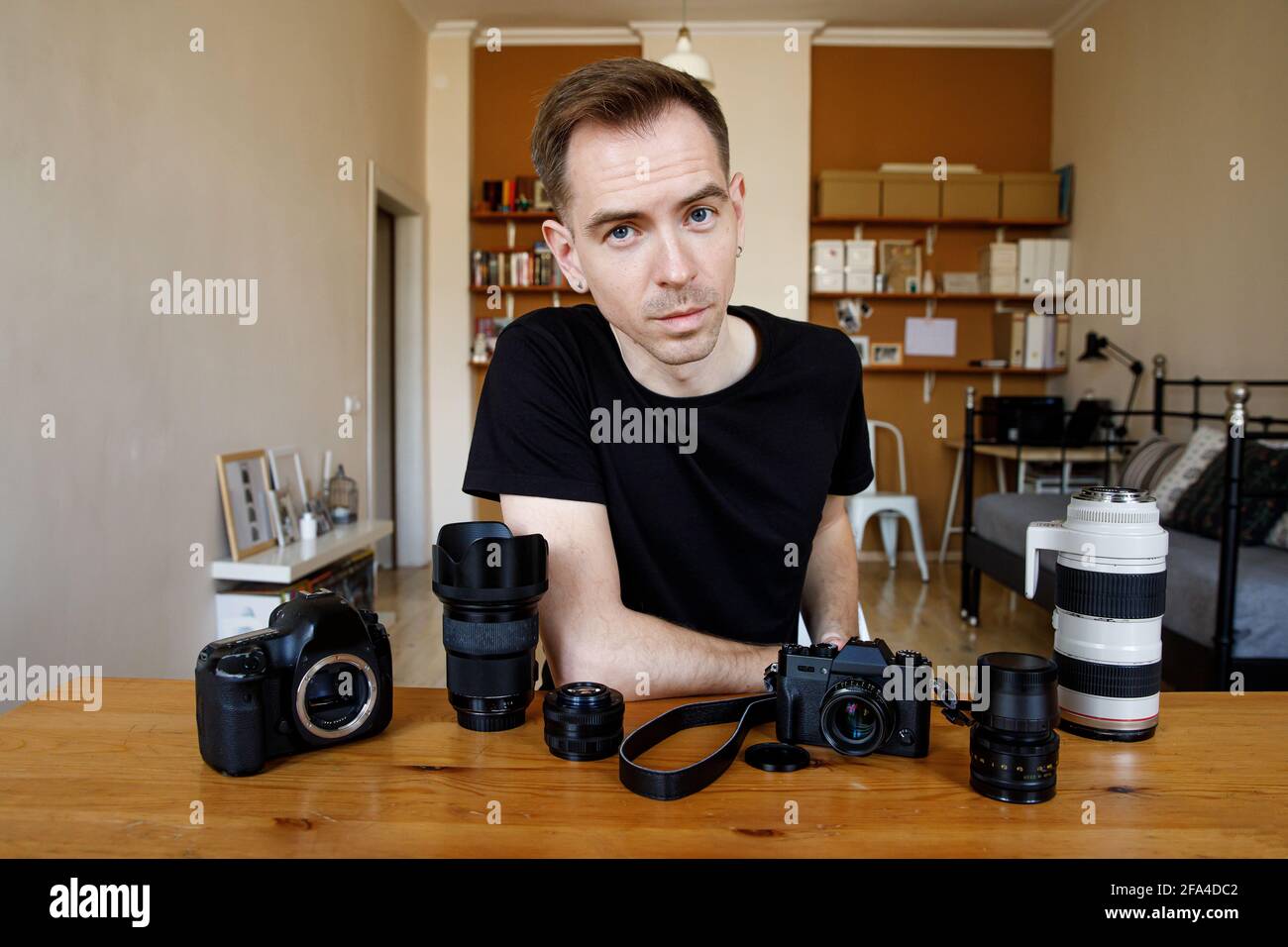 Tech reviewer hi-res stock photography and images - Alamy