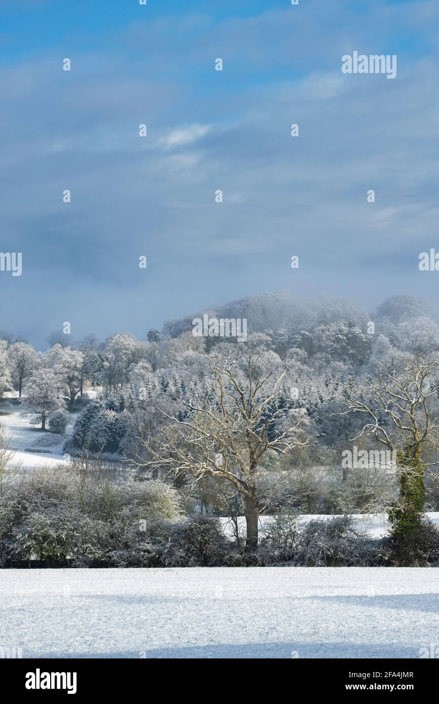 Cotswold countryside in the spring snow. Bourton on the Hill, Cotswolds ...