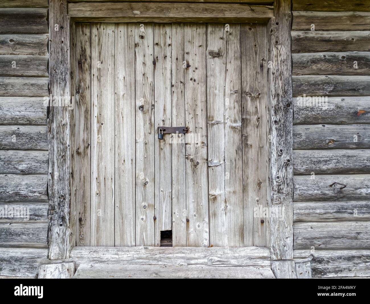closed barn door with padlock on weathered wooden wall Stock Photo - Alamy