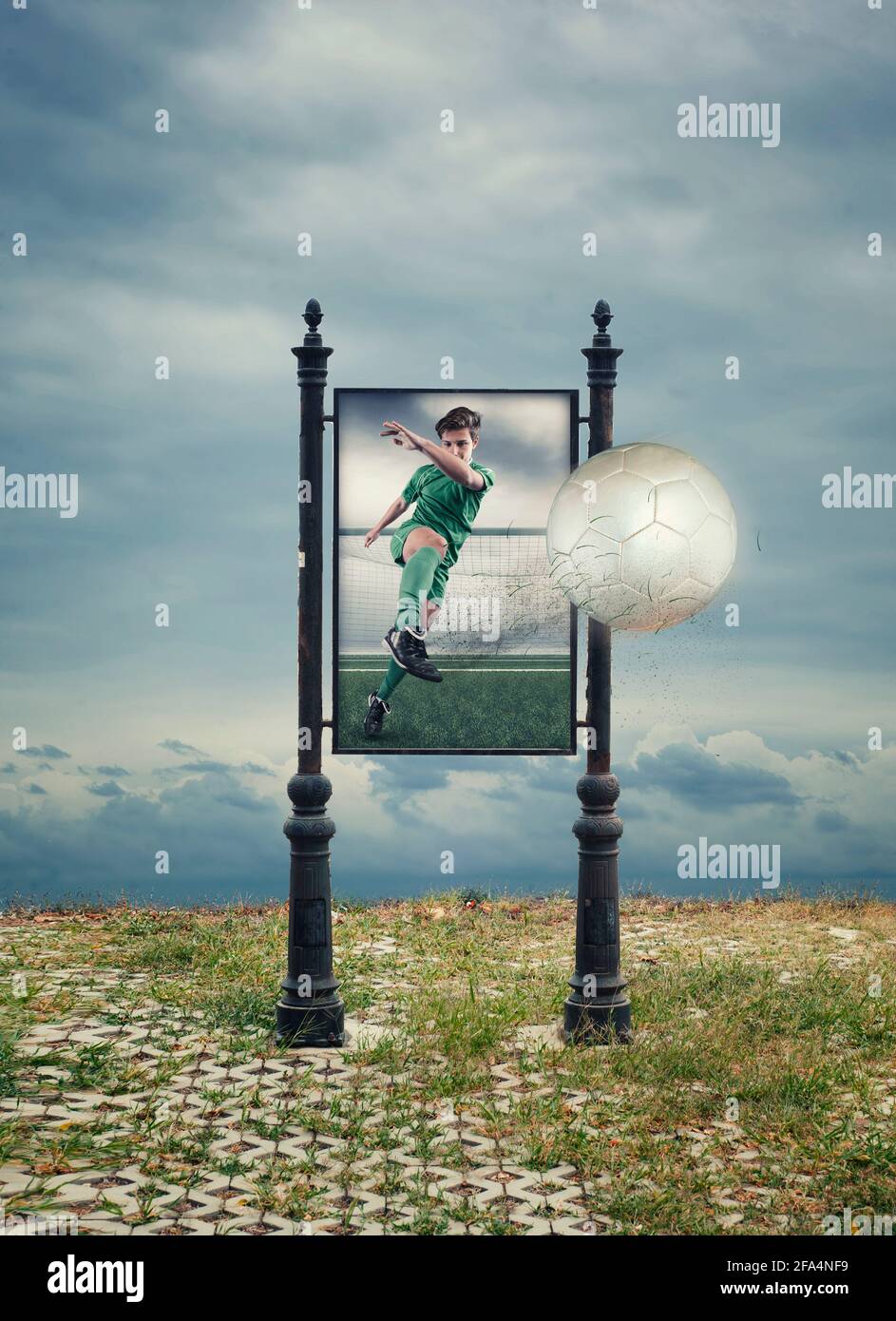 Action kicking scoring hi-res stock photography and images - Alamy