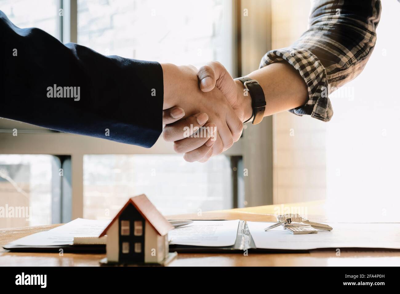 Selling house shake hands hi-res stock photography and images - Alamy