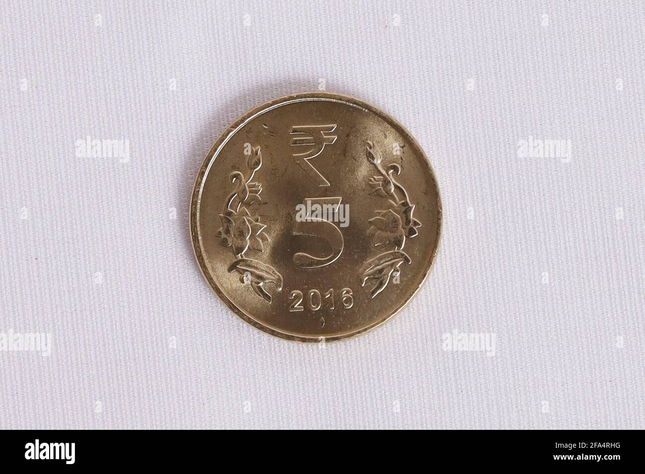 Indian currency of rupees five Stock Photo - Alamy