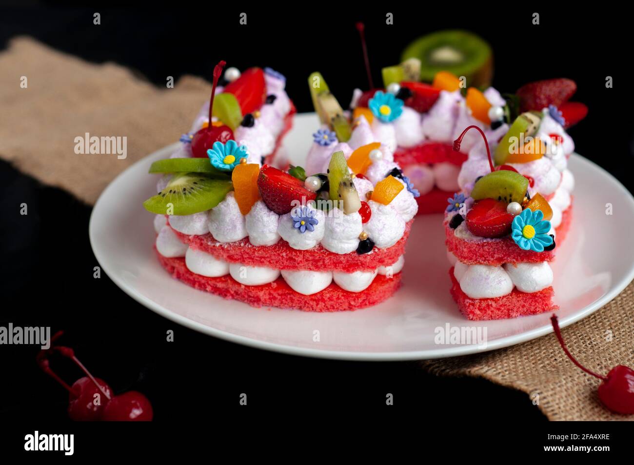Eggless sponge cake hi-res stock photography and images - Alamy