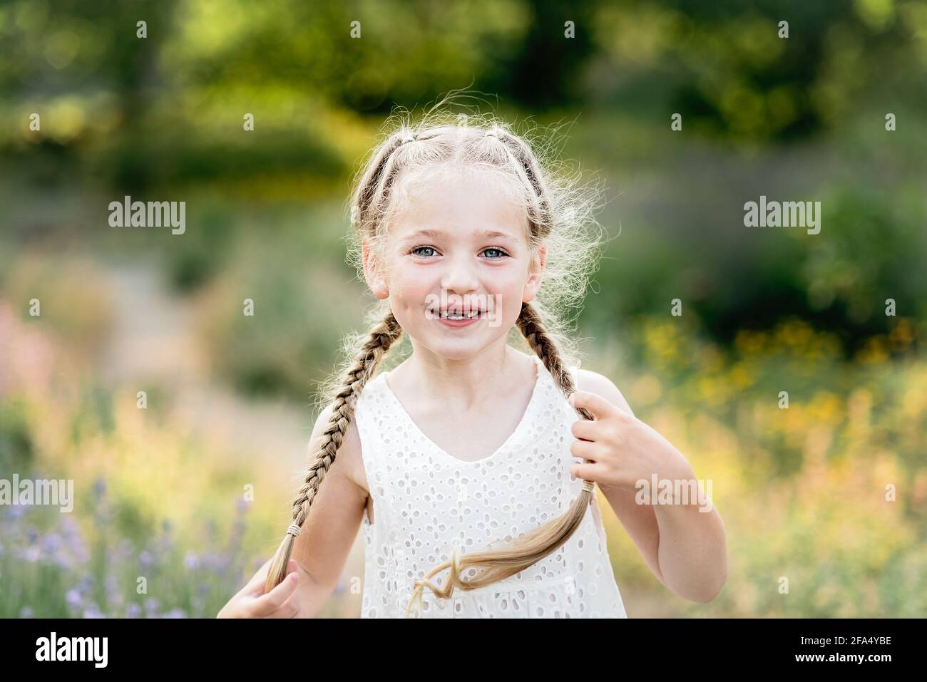 Girl without teeth smiling hi-res stock photography and images - Alamy