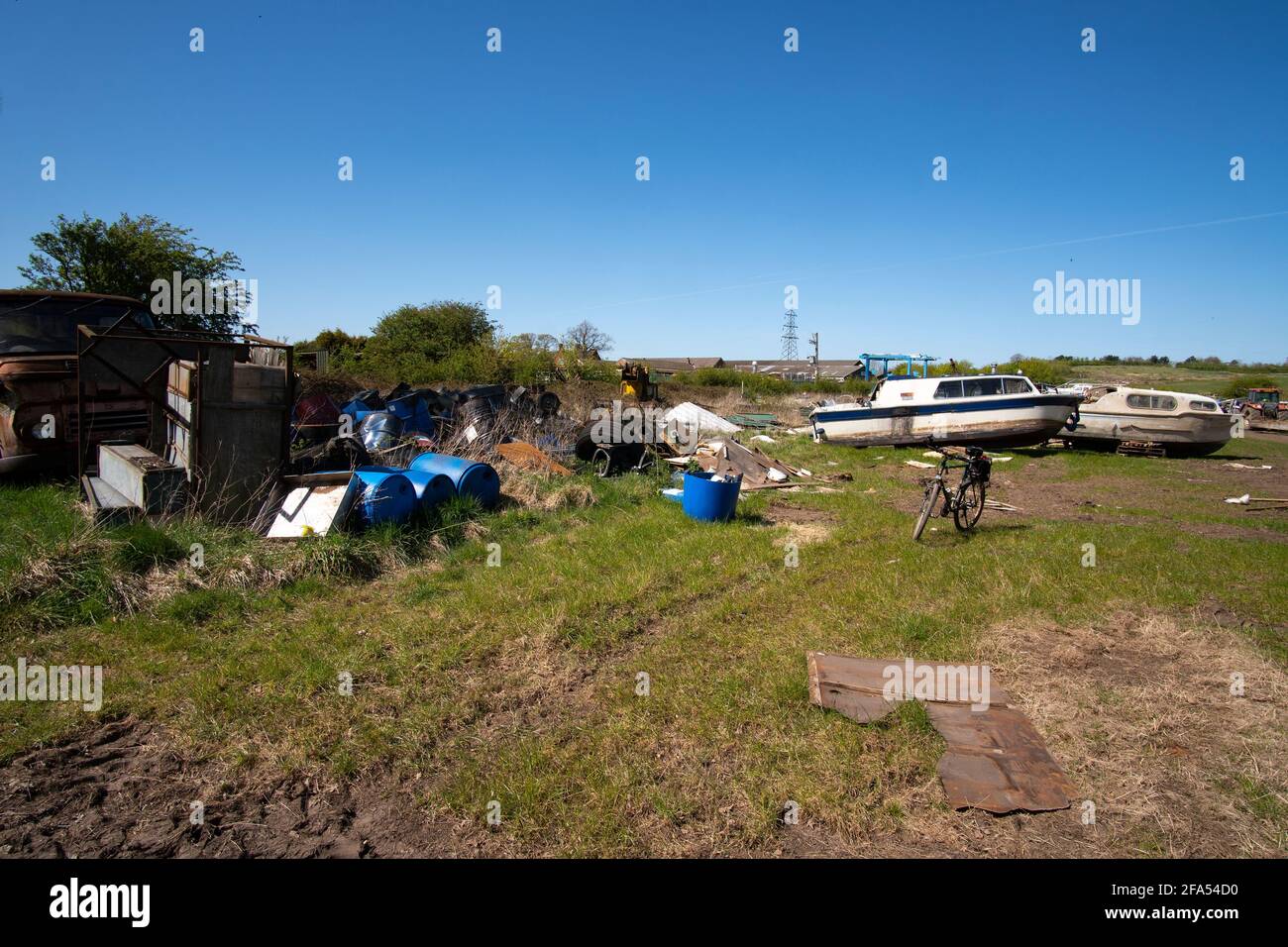 Junk yard boats hi-res stock photography and images - Alamy