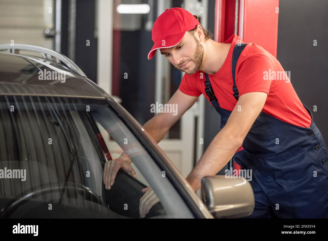 Man peering window hi-res stock photography and images - Alamy